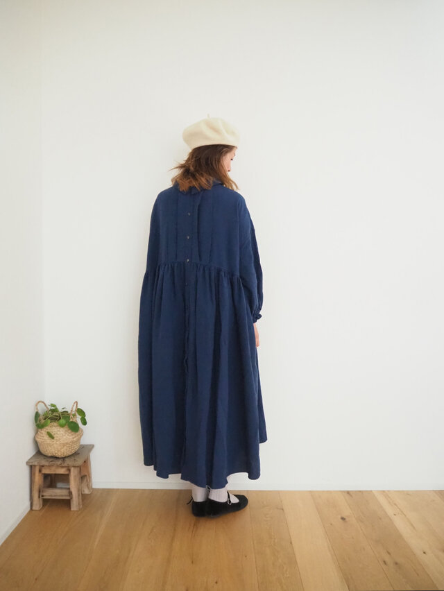 French linen canvas tuck one-piece / NAVY | iichi 日々の暮らしを心地よくするハンドメイドやアンティークのマーケットプレイス