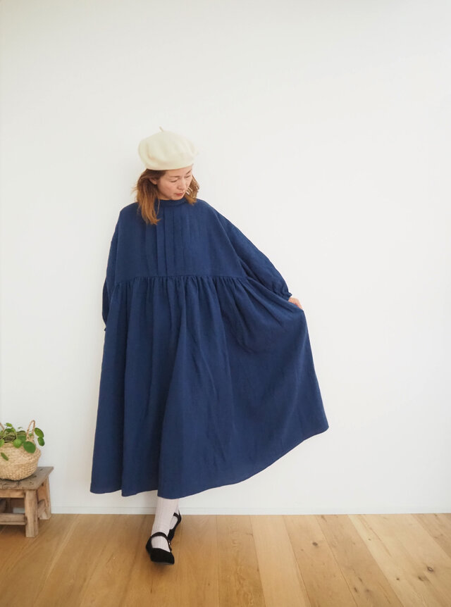 French linen canvas tuck one-piece / NAVY | iichi 日々の暮らしを心地よくするハンドメイドやアンティークのマーケットプレイス