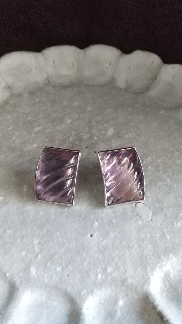 カービングアメジストシルバーピアス | iichi 日々の暮らしを心地よくするハンドメイドやアンティークのマーケットプレイス