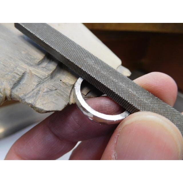 プラチナ999 プラチナ1000 結婚指輪【鍛造】槌目 甲丸リング 3mm 薄い艶消し 淡いマット加工 | iichi 日々の暮らしを心地よくするハンドメイドやアンティークのマーケットプレイス