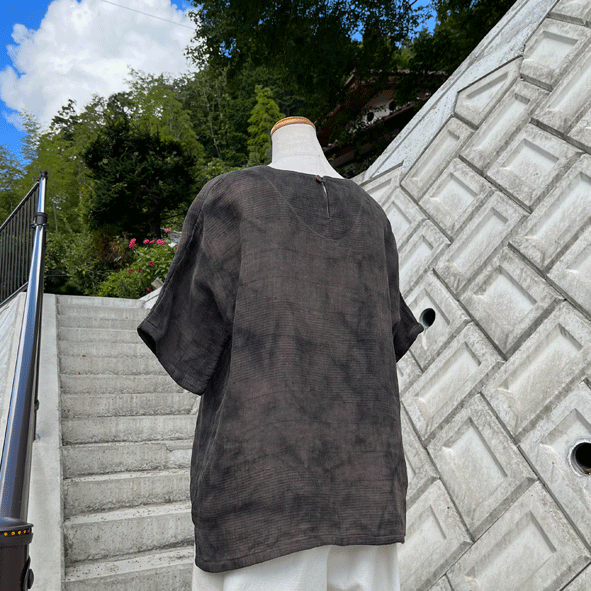 藍と柿渋重ね染めプルオーバー23077 | iichi 日々の暮らしを心地よくするハンドメイドやアンティークのマーケットプレイス