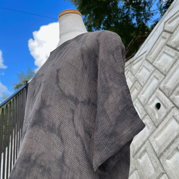 藍と柿渋重ね染めプルオーバー23077 | iichi 日々の暮らしを心地よくするハンドメイドやアンティークのマーケットプレイス