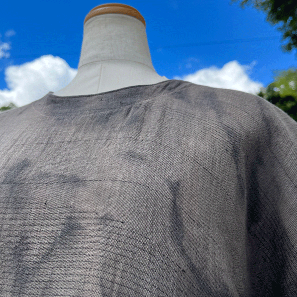 藍と柿渋重ね染めプルオーバー23077 | iichi 日々の暮らしを心地よくするハンドメイドやアンティークのマーケットプレイス