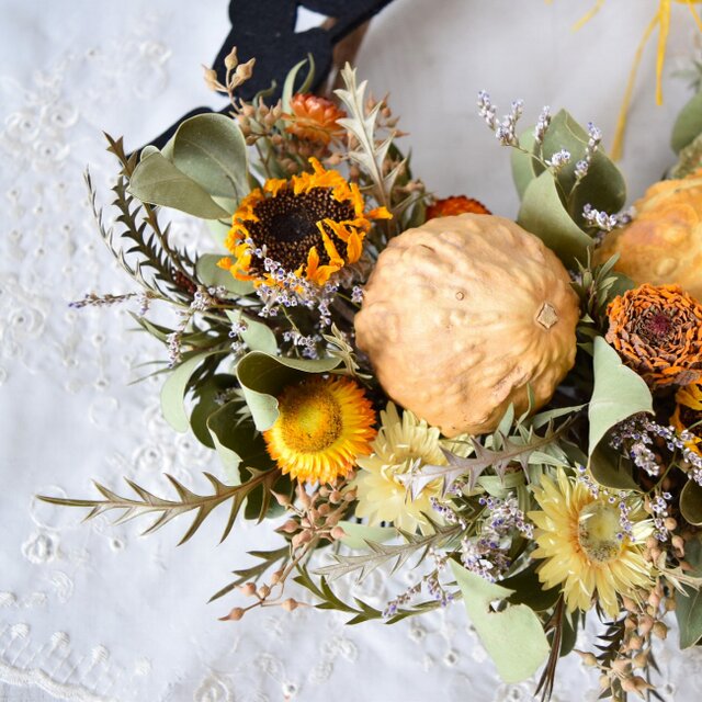 この時期だけの特別品！！ドライフラワーで作ったHalloweenリース（ハッピー イエロー♪） | iichi 日々の暮らしを心地よくするハンドメイドやアンティークのマーケットプレイス