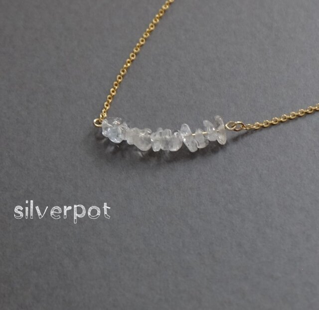 G122【仕事 勉強に】天然石【ホワイトトパーズ】のさざれバーネックレス | iichi 日々の暮らしを心地よくするハンドメイドやアンティークのマーケットプレイス