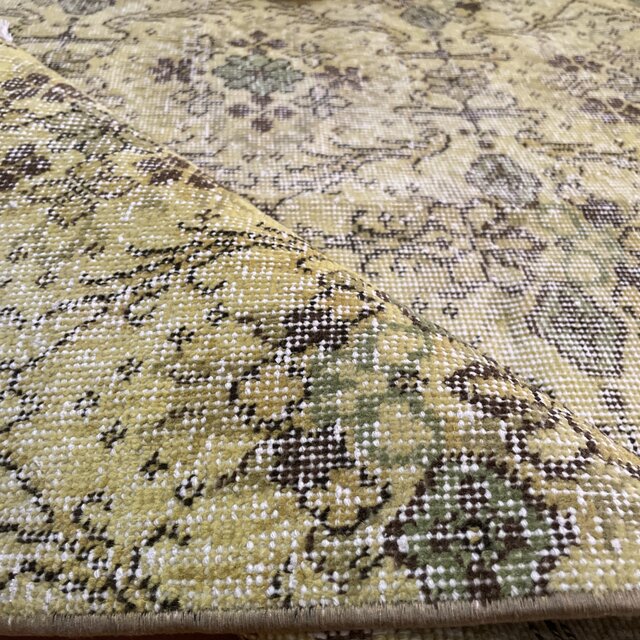 トルコヴィンテージラグ フローラル ボタニカル ライムイエロー オーバーダイ 112×197 | iichi 日々の暮らしを心地よくするハンドメイドやアンティークのマーケットプレイス