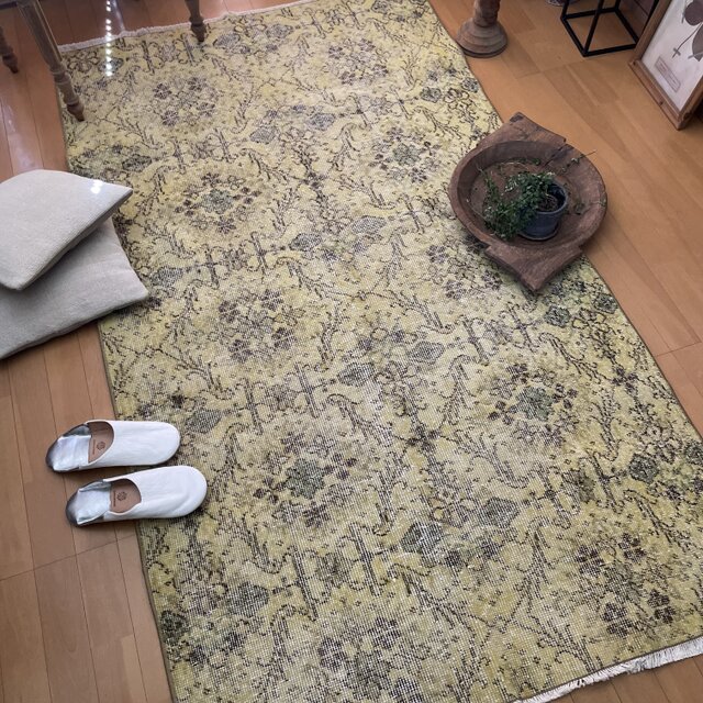 トルコヴィンテージラグ フローラル ボタニカル ライムイエロー オーバーダイ 112×197 | iichi 日々の暮らしを心地よくするハンドメイドやアンティークのマーケットプレイス