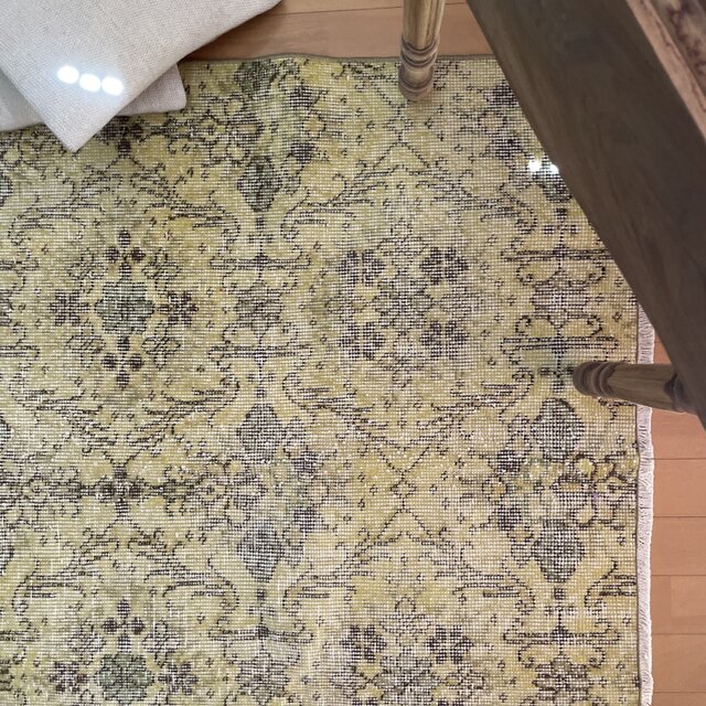 トルコヴィンテージラグ フローラル ボタニカル ライムイエロー オーバーダイ 112×197 | iichi 日々の暮らしを心地よくするハンドメイドやアンティークのマーケットプレイス