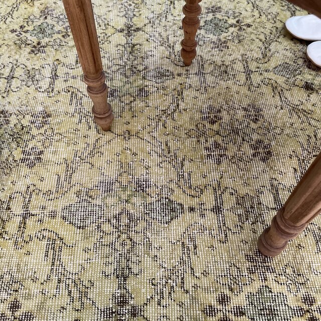 トルコヴィンテージラグ フローラル ボタニカル ライムイエロー オーバーダイ 112×197 | iichi 日々の暮らしを心地よくするハンドメイドやアンティークのマーケットプレイス