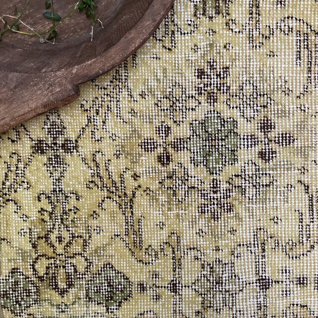 トルコヴィンテージラグ フローラル ボタニカル ライムイエロー オーバーダイ 112×197 | iichi 日々の暮らしを心地よくするハンドメイドやアンティークのマーケットプレイス