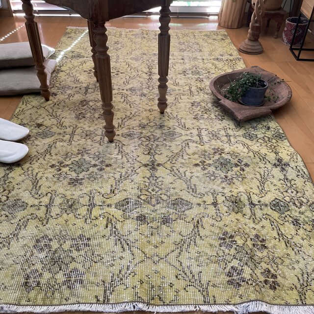 トルコヴィンテージラグ フローラル ボタニカル ライムイエロー オーバーダイ 112×197 | iichi 日々の暮らしを心地よくするハンドメイドやアンティークのマーケットプレイス