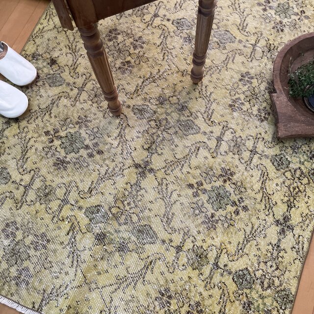 トルコヴィンテージラグ フローラル ボタニカル ライムイエロー オーバーダイ 112×197 | iichi 日々の暮らしを心地よくするハンドメイドやアンティークのマーケットプレイス