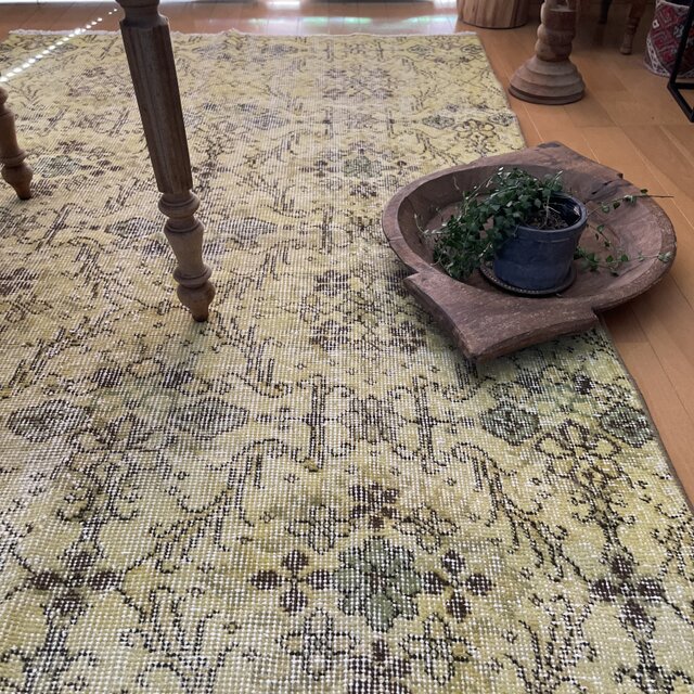 トルコヴィンテージラグ フローラル ボタニカル ライムイエロー オーバーダイ 112×197 | iichi 日々の暮らしを心地よくするハンドメイドやアンティークのマーケットプレイス