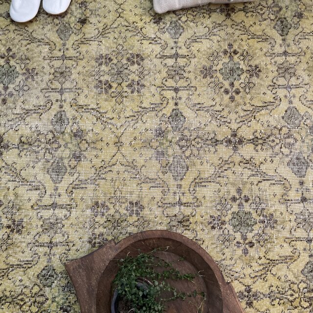 トルコヴィンテージラグ フローラル ボタニカル ライムイエロー オーバーダイ 112×197 | iichi 日々の暮らしを心地よくするハンドメイドやアンティークのマーケットプレイス