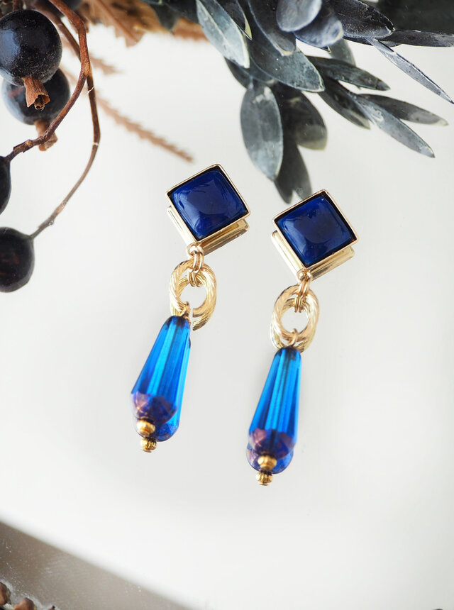 七宝焼 チェコビーズ ピアス ~Magellan blue~ | iichi 日々の暮らしを心地よくするハンドメイドやアンティークのマーケットプレイス