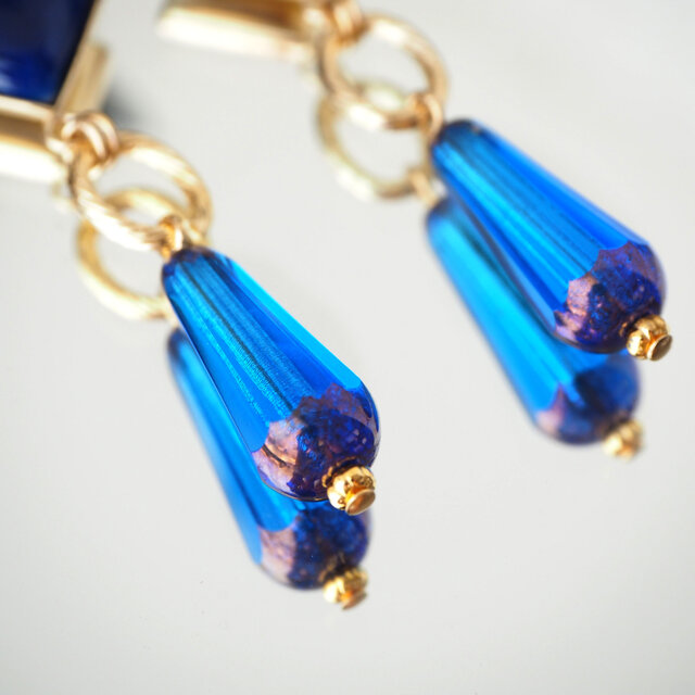 七宝焼 チェコビーズ ピアス ~Magellan blue~ | iichi 日々の暮らしを心地よくするハンドメイドやアンティークのマーケットプレイス