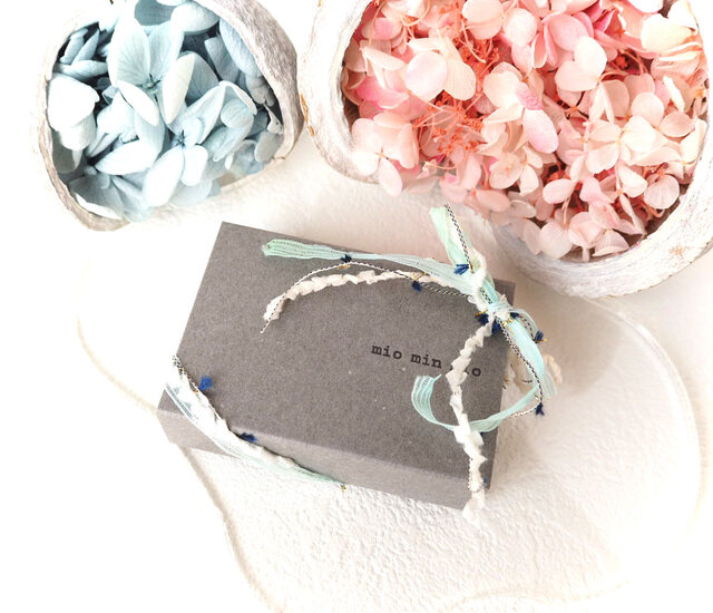 七宝焼 チェコビーズ ピアス ~Magellan blue~ | iichi 日々の暮らしを心地よくするハンドメイドやアンティークのマーケットプレイス