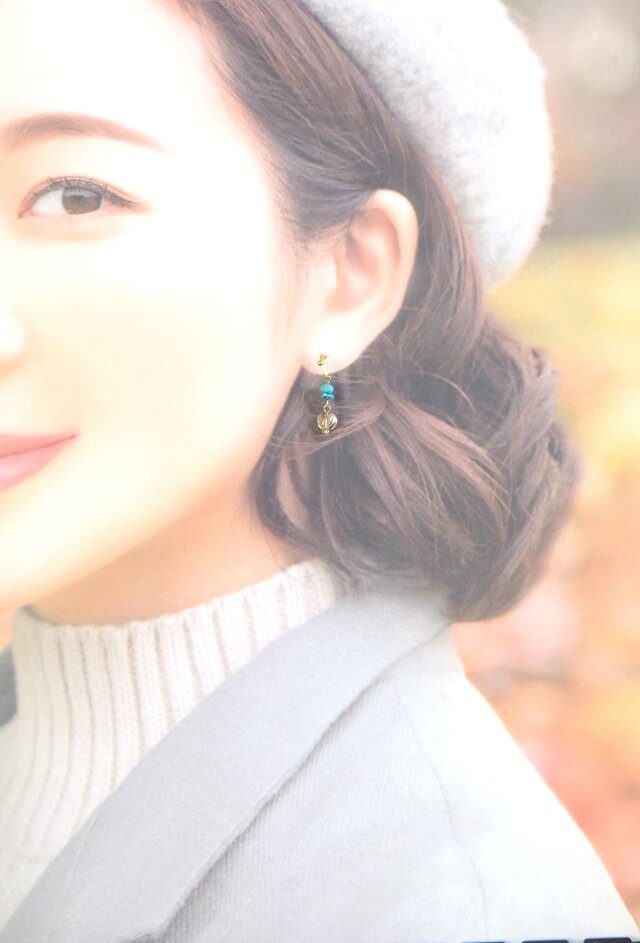 G29【ターコイズ】とシャンパンゴールドのプチピアス（パーツ変更可能） | iichi 日々の暮らしを心地よくするハンドメイドやアンティークのマーケットプレイス