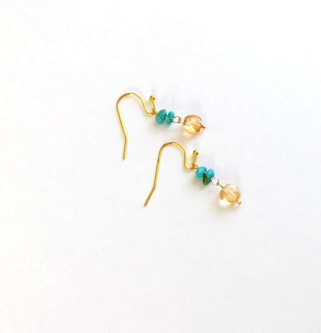 G29【ターコイズ】とシャンパンゴールドのプチピアス（パーツ変更可能） | iichi 日々の暮らしを心地よくするハンドメイドやアンティークのマーケットプレイス