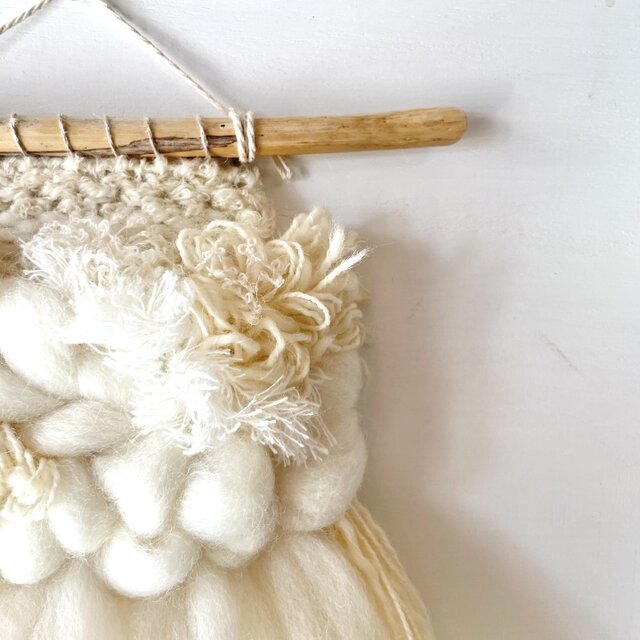 【一点もの】流木 ウィービング タペストリー 『みるく色のたぺすとり。z'.』 | iichi 日々の暮らしを心地よくするハンドメイドやアンティークのマーケットプレイス