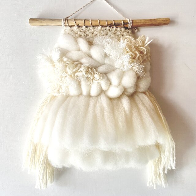 【一点もの】流木 ウィービング タペストリー 『みるく色のたぺすとり。z'.』 | iichi 日々の暮らしを心地よくするハンドメイドやアンティークのマーケットプレイス