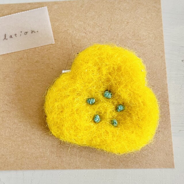 羊毛フェルト ブローチ om_006 | iichi 日々の暮らしを心地よくするハンドメイドやアンティークのマーケットプレイス