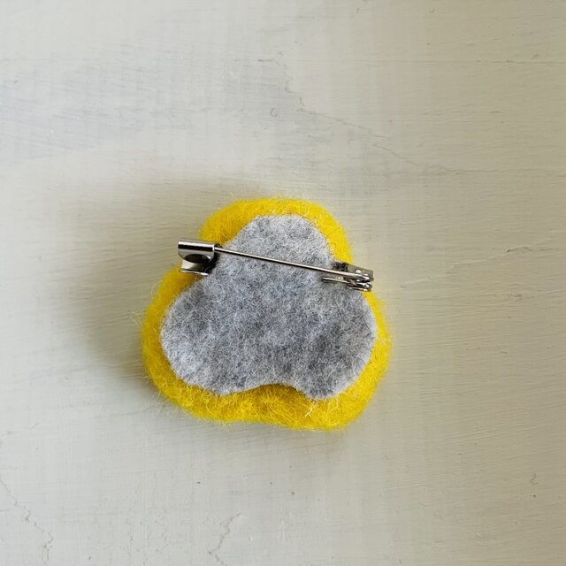 羊毛フェルト ブローチ om_006 | iichi 日々の暮らしを心地よくするハンドメイドやアンティークのマーケットプレイス