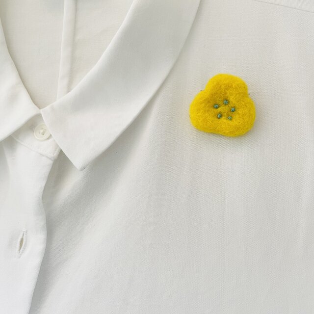 羊毛フェルト ブローチ om_006 | iichi 日々の暮らしを心地よくするハンドメイドやアンティークのマーケットプレイス