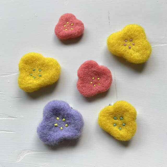 羊毛フェルト ブローチ om_006 | iichi 日々の暮らしを心地よくするハンドメイドやアンティークのマーケットプレイス