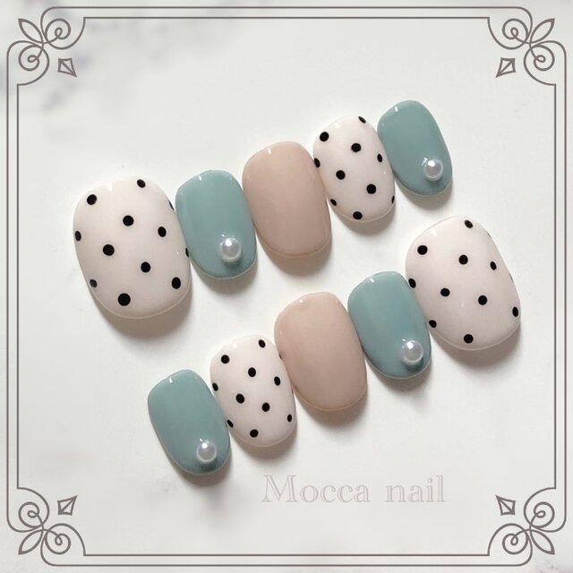 【315】くすみグリーンドット ネイルチップ|チップ形変更OK | iichi 日々の暮らしを心地よくするハンドメイドやアンティークのマーケットプレイス
