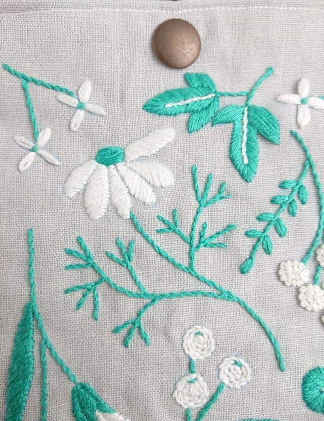 ♪ハンドメイド手刺繍♪2色の草花刺繍 スマホショルダー サコッシュ ポシェット | iichi 日々の暮らしを心地よくするハンドメイドやアンティークのマーケットプレイス