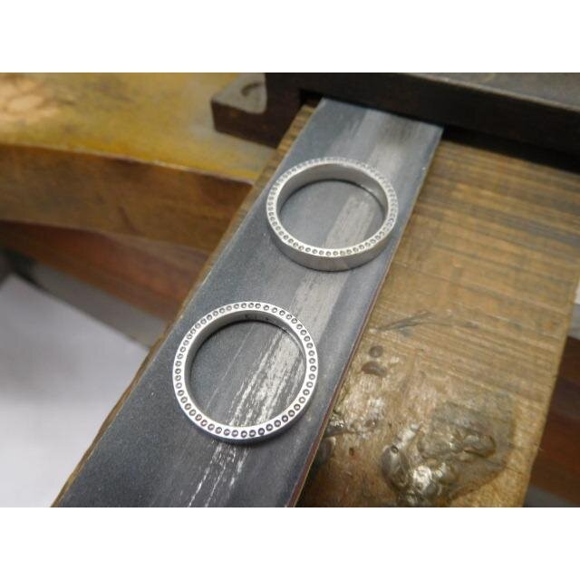 プラチナ1000 結婚指輪 純プラチナ【鍛造】ミル打ち 平打ち メンズ 4mm つや消し レディース 3mm 鏡面 | iichi 日々の暮らしを心地よくするハンドメイドやアンティークの ...