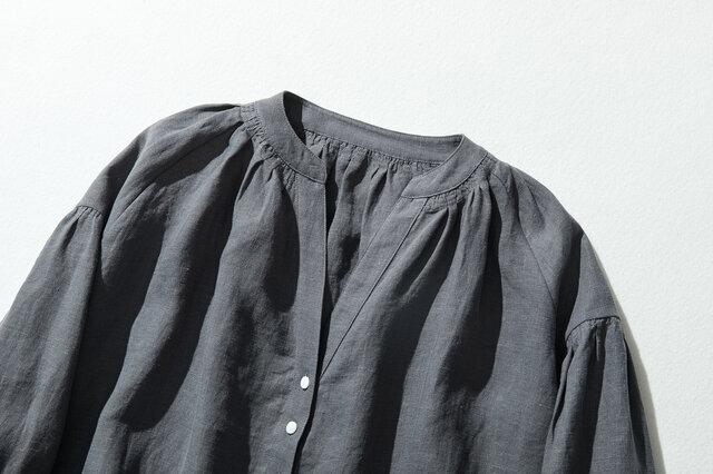 見惚れる、シルエット。フレンチリネンブラウス Vネック ギャザーブラウス 長袖 チャコールグレー220903-3 | iichi 日々の暮らしを心地よくするハンドメイドやアンティークの ...