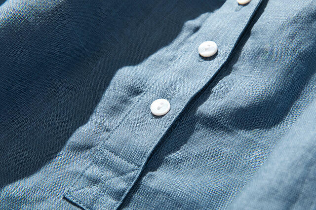 見惚れる、シルエット。フレンチリネンブラウス Vネック ギャザーブラウス 長袖 青 220903-5 | iichi 日々の暮らしを心地よくするハンドメイドやアンティークのマーケットプレイス