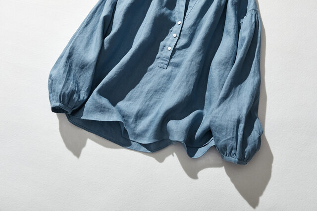 見惚れる、シルエット。フレンチリネンブラウス Vネック ギャザーブラウス 長袖 青 220903-5 | iichi 日々の暮らしを心地よくするハンドメイドやアンティークのマーケットプレイス