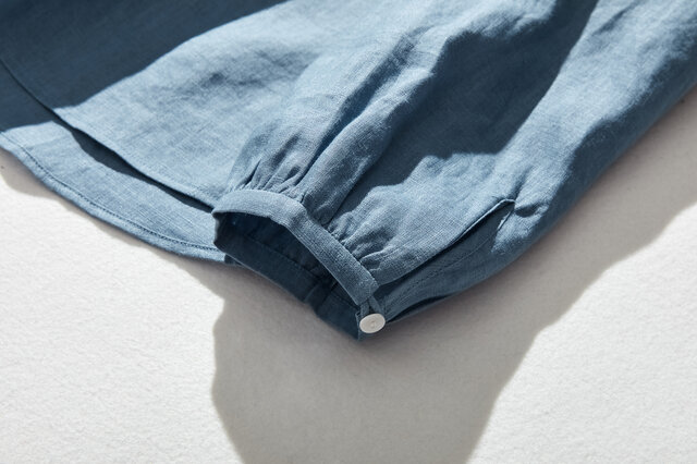 見惚れる、シルエット。フレンチリネンブラウス Vネック ギャザーブラウス 長袖 青 220903-5 | iichi 日々の暮らしを心地よくするハンドメイドやアンティークのマーケットプレイス