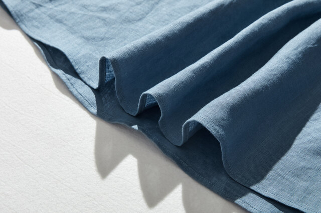 見惚れる、シルエット。フレンチリネンブラウス Vネック ギャザーブラウス 長袖 青 220903-5 | iichi 日々の暮らしを心地よくするハンドメイドやアンティークのマーケットプレイス