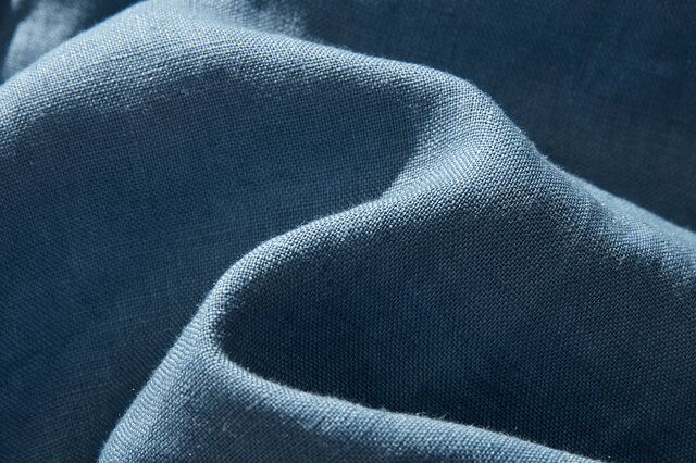 見惚れる、シルエット。フレンチリネンブラウス Vネック ギャザーブラウス 長袖 青 220903-5 | iichi 日々の暮らしを心地よくするハンドメイドやアンティークのマーケットプレイス