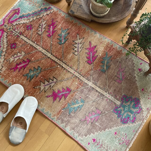 トルコヴィンテージラグ レアなツリー柄 63×113 水色 オレンジ | iichi 日々の暮らしを心地よくするハンドメイドやアンティークのマーケットプレイス