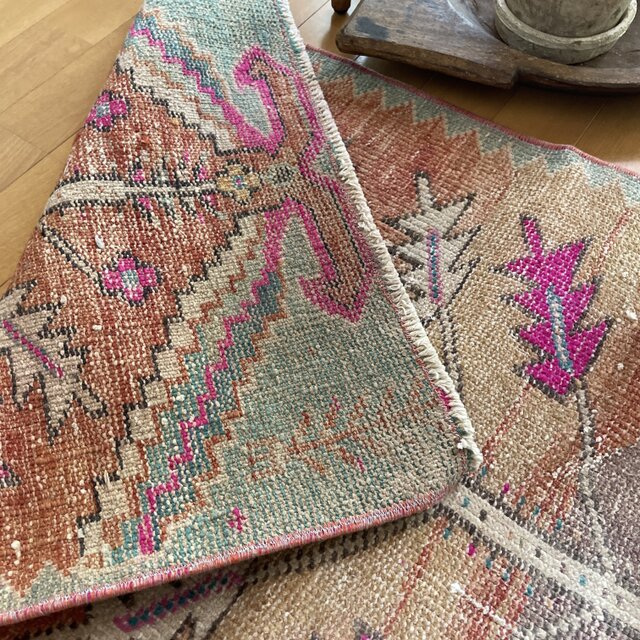 トルコヴィンテージラグ レアなツリー柄 63×113 水色 オレンジ | iichi 日々の暮らしを心地よくするハンドメイドやアンティークのマーケットプレイス