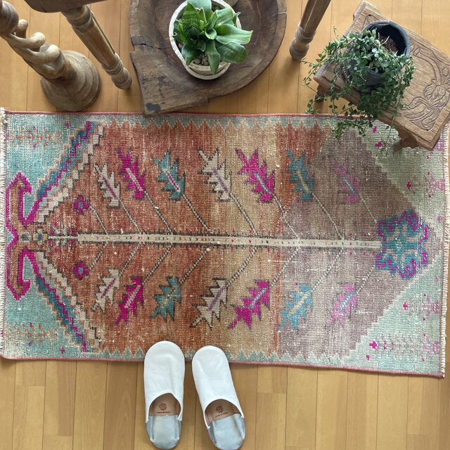 トルコヴィンテージラグ レアなツリー柄 63×113 水色 オレンジ | iichi 日々の暮らしを心地よくするハンドメイドやアンティークのマーケットプレイス