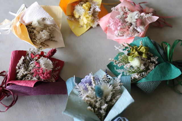 【花瓶に入れても吊るしても！ラッピングをつけたままでも外しても！飾り方いろいろ！】ミニブーケスワッグ ホワイトS | iichi 日々の暮らしを心地よくするハンドメイドやアンティークの ...