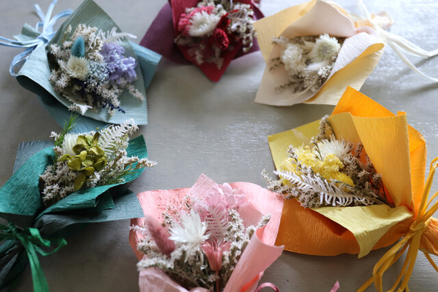 【花瓶に入れても吊るしても！ラッピングをつけたままでも外しても！飾り方いろいろ！】ミニブーケスワッグ ピンクS | iichi 日々の暮らしを心地よくするハンドメイドやアンティークのマーケットプレイス