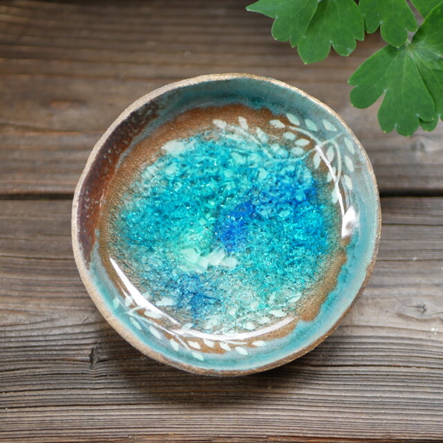 みずたまり小皿 no.104 枝葉と鹿と小鳥 | iichi 日々の暮らしを心地よくするハンドメイドやアンティークのマーケットプレイス