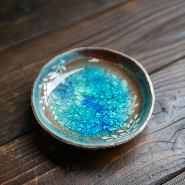 みずたまり小皿 no.104 枝葉と鹿と小鳥 | iichi 日々の暮らしを心地よくするハンドメイドやアンティークのマーケットプレイス