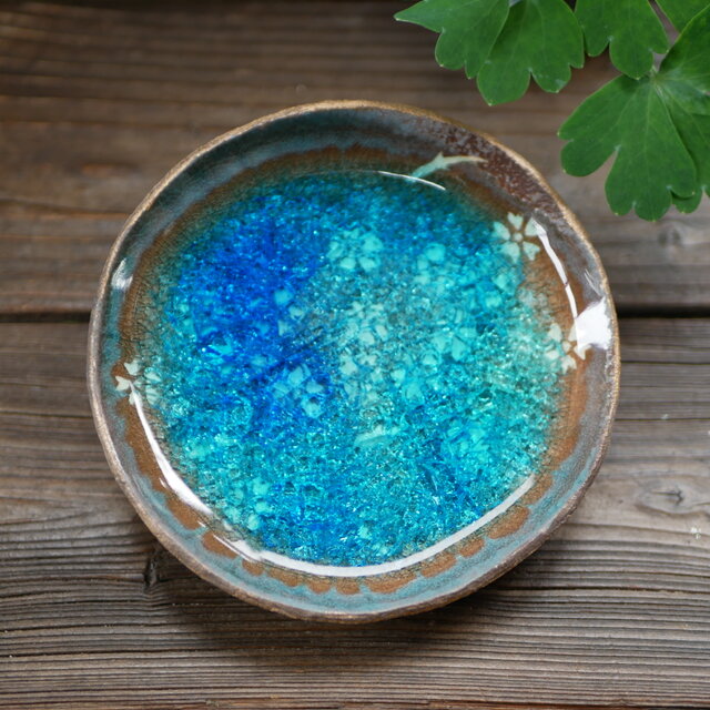 みずたまり小皿 no.106 桜と魚 | iichi 日々の暮らしを心地よくするハンドメイドやアンティークのマーケットプレイス