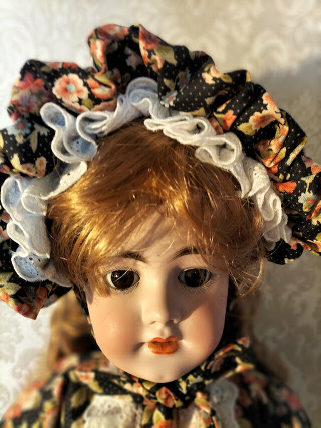 ドールの背丈が67～70cm用 クラシカルな柄のドレスとボンネット（黒） | iichi 日々の暮らしを心地よくするハンドメイドやアンティークのマーケットプレイス