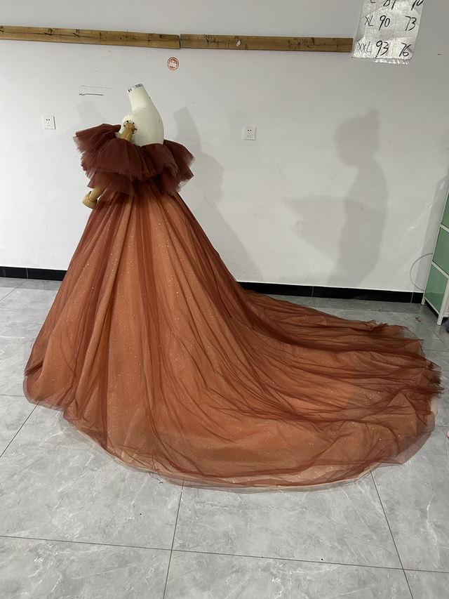 豪華！テラコッタ色 カラードレス フレアスカート ベアトップ 取り外しオフショルダー 花嫁/二次会 | iichi 日々の暮らしを心地よくするハンドメイドやアンティークのマーケットプレイス