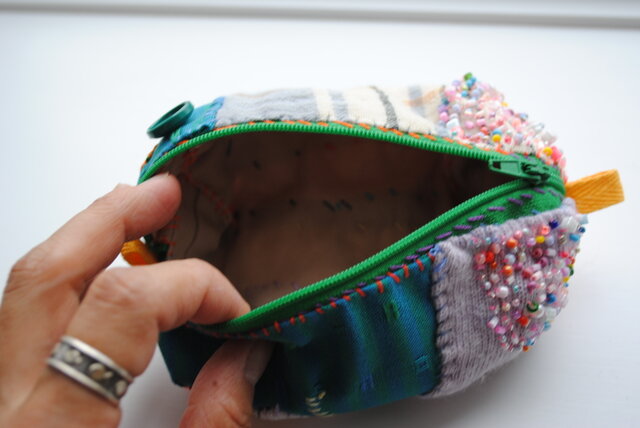 ポーチ 手縫い 布製 ペンケース 小物入れ ハンドメイド ビーズ刺繍 1883 | iichi 日々の暮らしを心地よくするハンドメイドやアンティークのマーケットプレイス