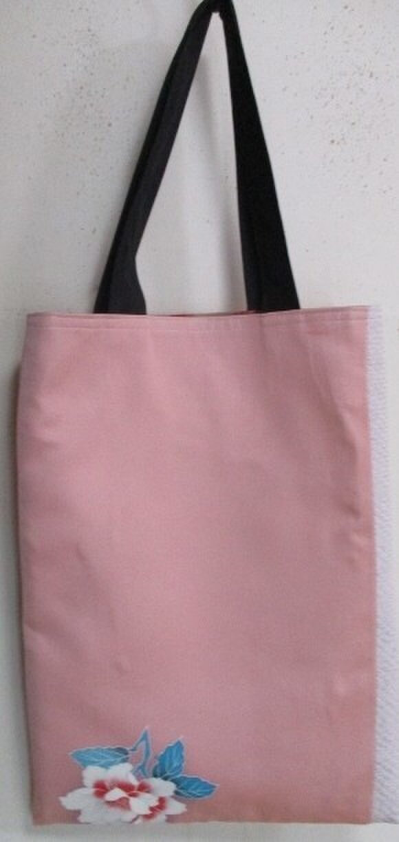 7358 花柄の振袖で作った手提げ袋 ＃送料無料 | iichi 日々の暮らしを心地よくするハンドメイドやアンティークのマーケットプレイス